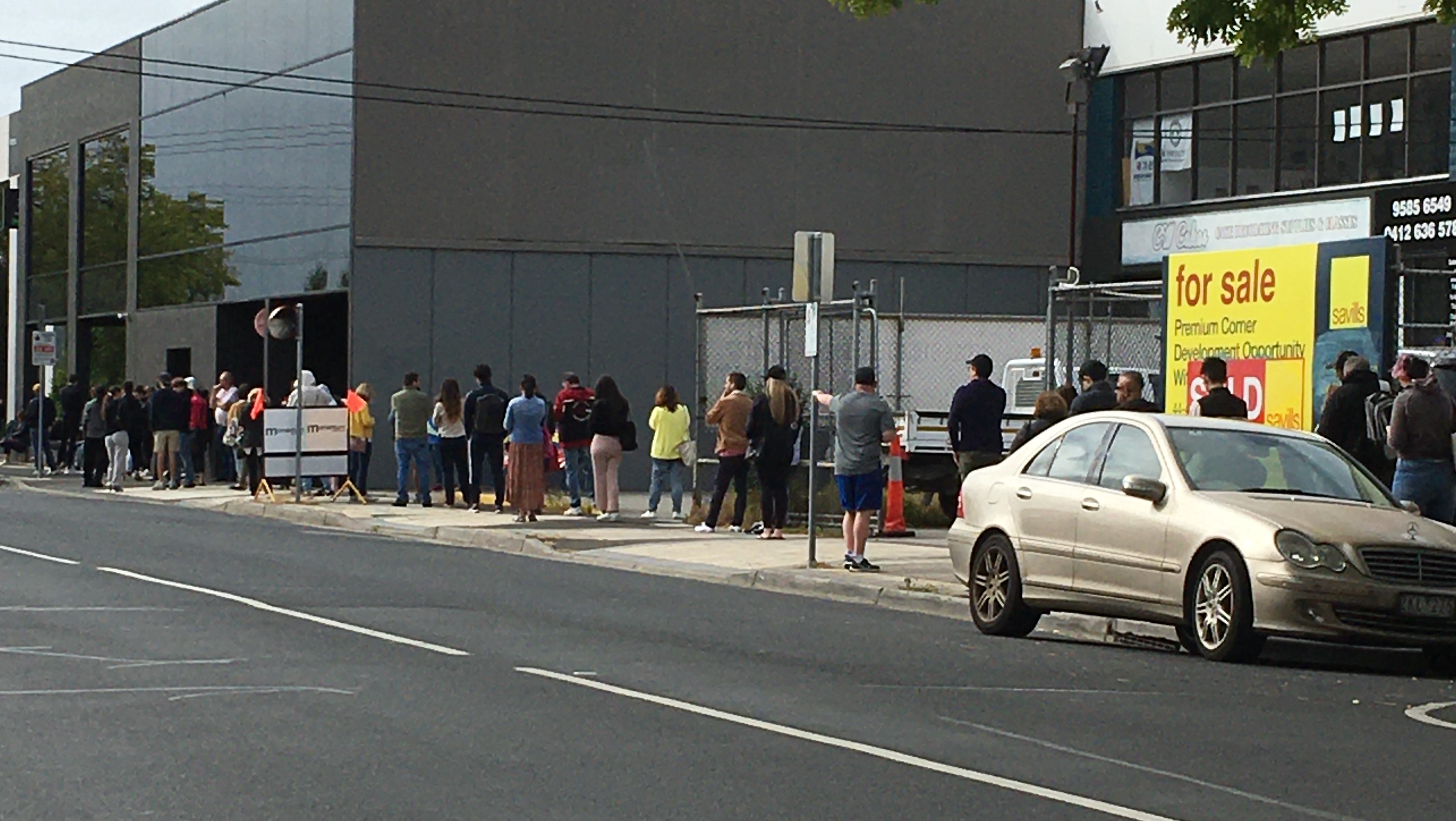 Hundreds queue outside Centrelink offices as coronavirus unemployment ...