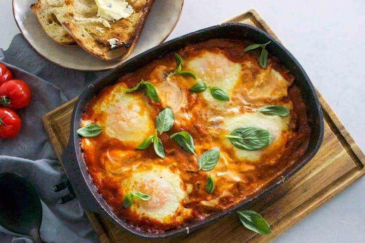 Lachie Strachan's recipe for baked eggs on the barbie - 3AW