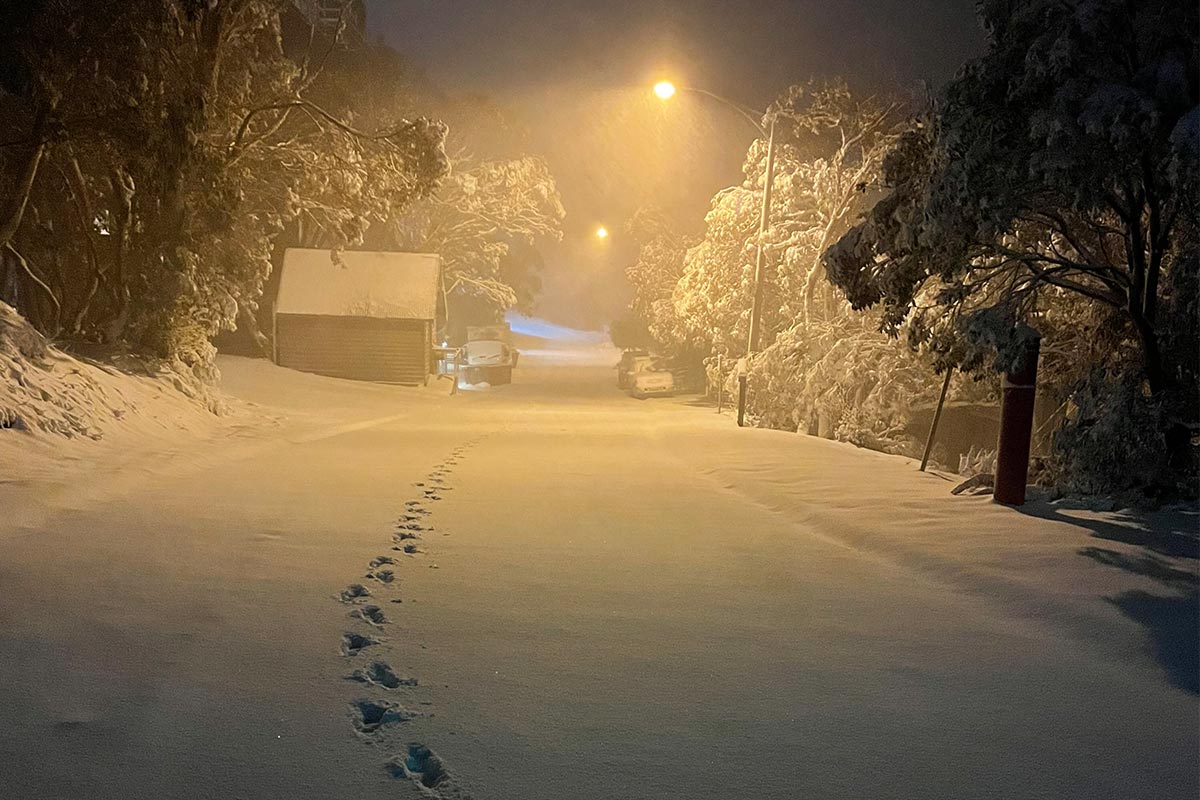 'Beautiful' photo of 'heaps of snow' falling at Mt Buller