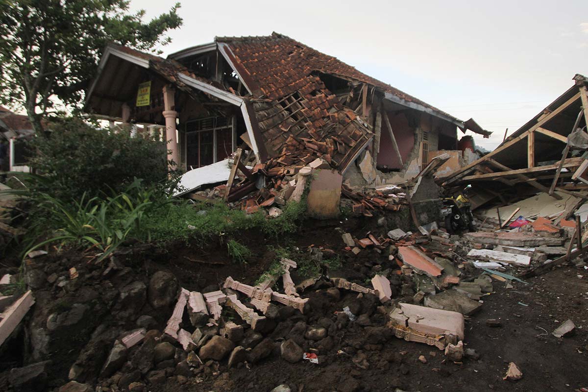 At least 162 dead after earthquake shakes Indonesia