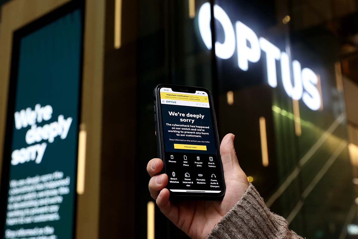 'Anxious, frustrated and confused' Optus customers turn to ...