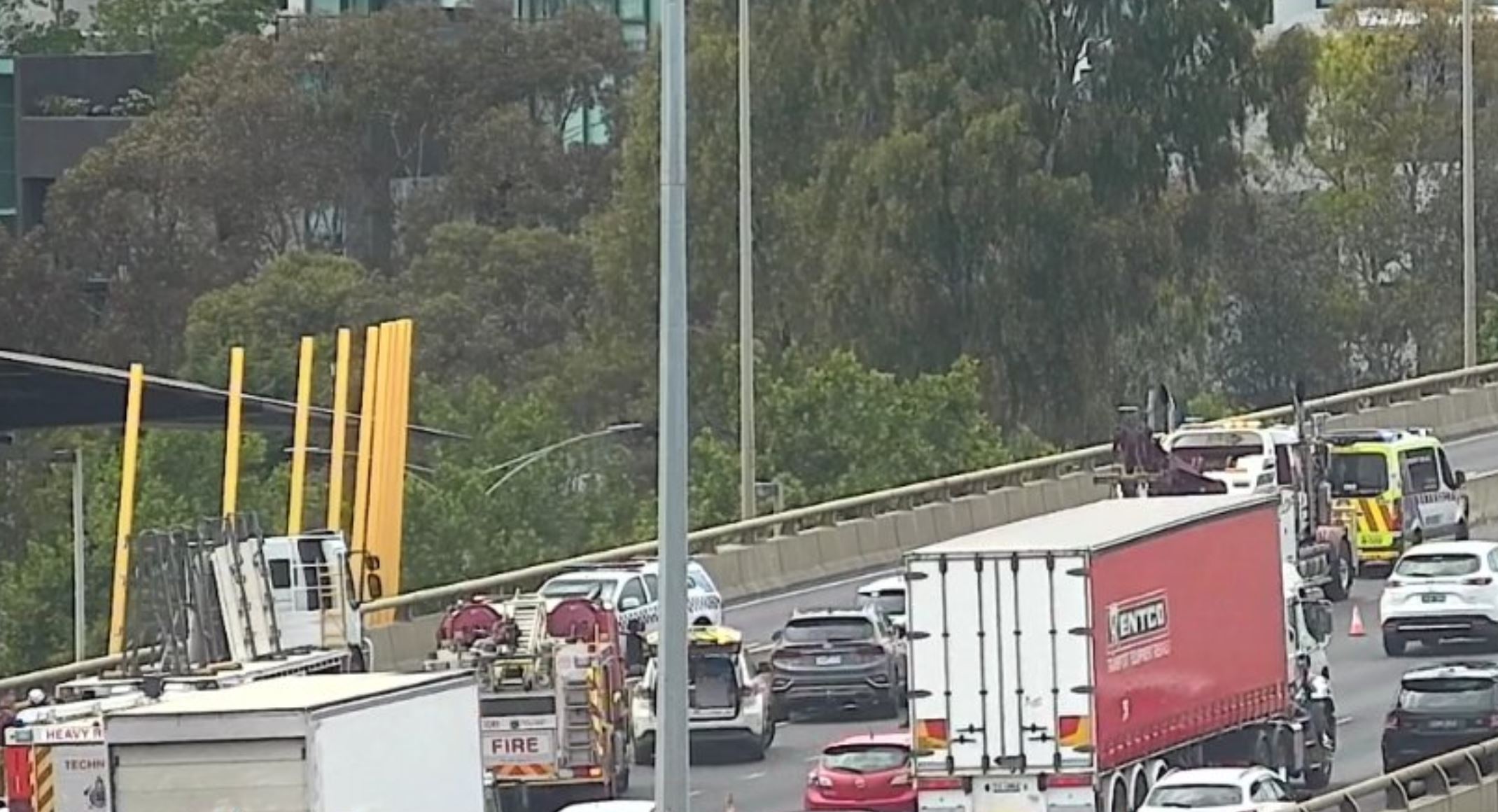 VicRoads issues West Gate Freeway traffic warning following serious crash