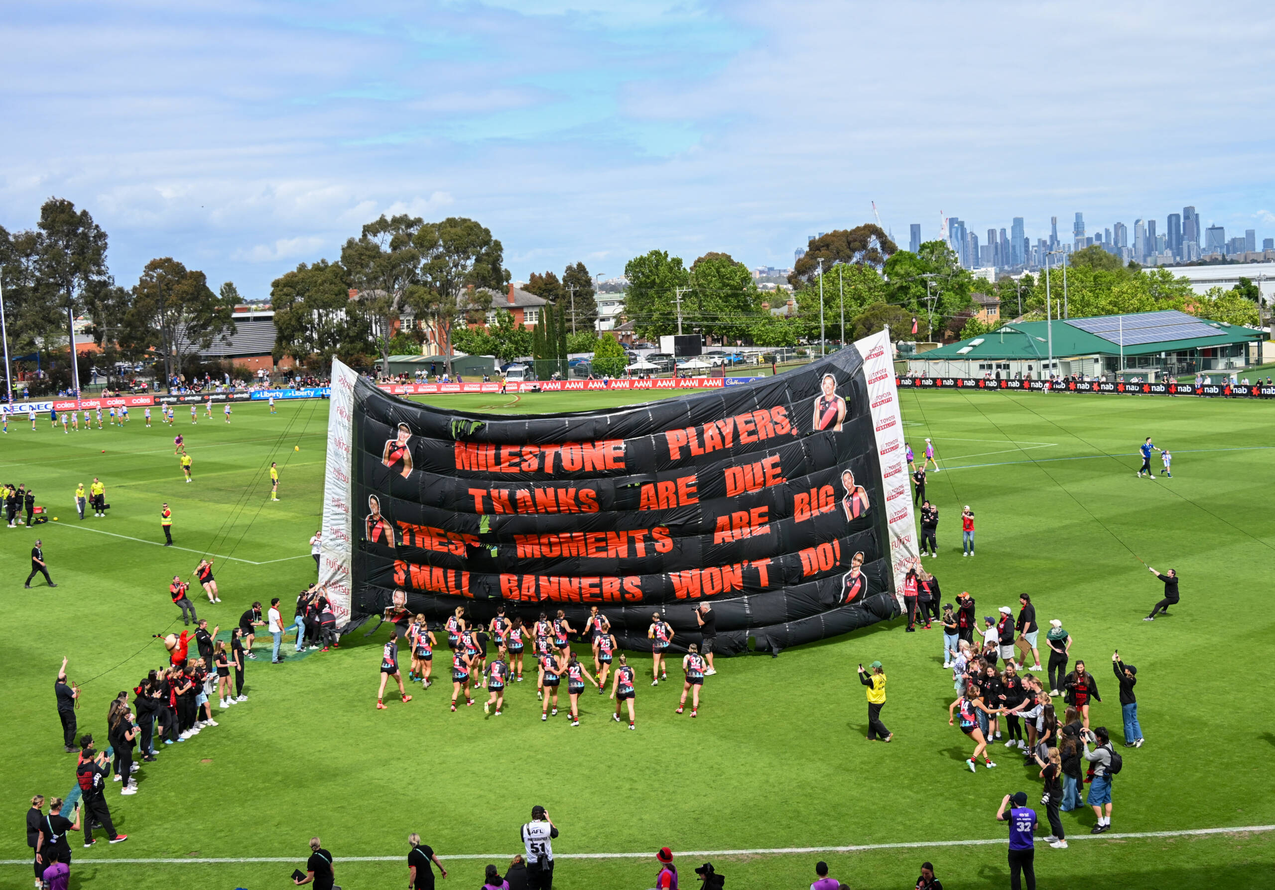 Essendon football and cricket clubs in 'fair dunkum spat' over ground use